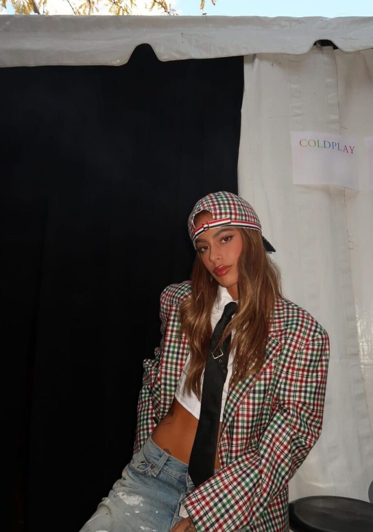 Tini Stoessel impresionò con su look interpretando"We Pray"en la gira ...